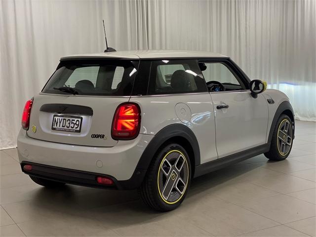2021 MINI Cooper SE Hatch Classic on handshake