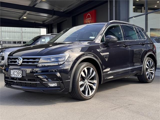 2017 Volkswagen Tiguan Tsi R-Line 4Motion 2 on handshake