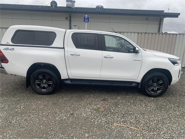 2022 Toyota Hilux Sr5 Td Dc 2.8Dt/4Wd on handshake