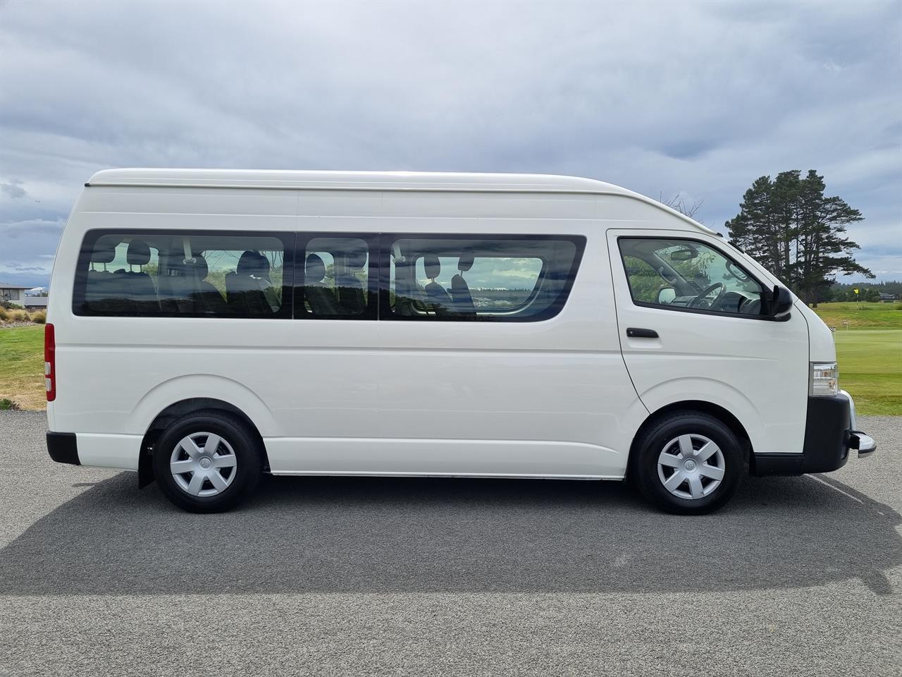 2017 Toyota Hiace 12 Seat 3.0TD ZX on handshake