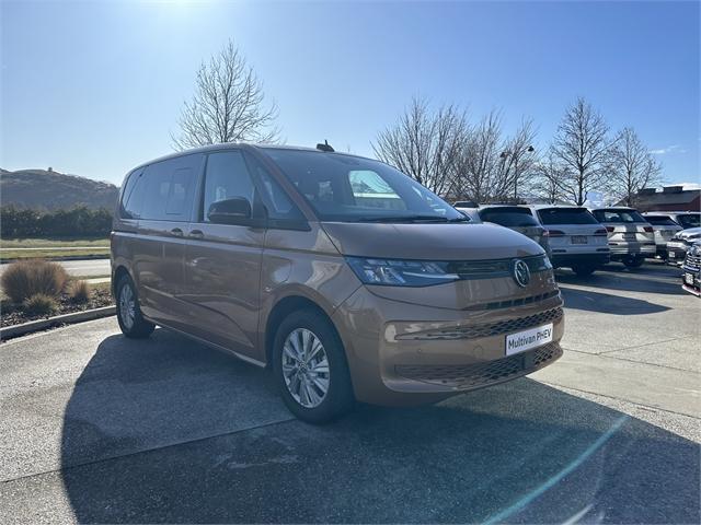 2023 Volkswagen Multivan Family PHEV on handshake
