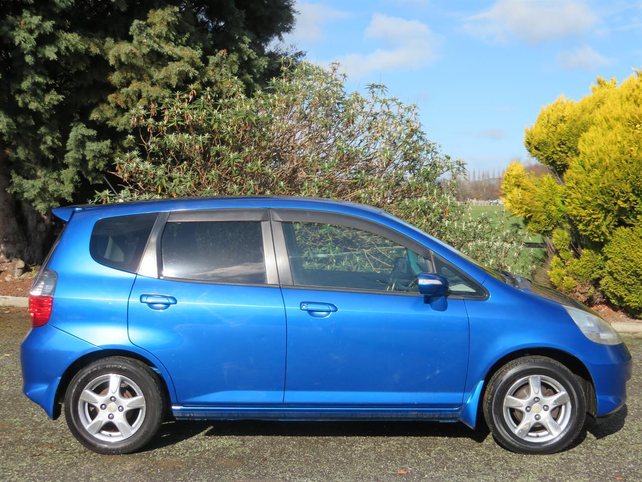 2005 Honda Fit on handshake