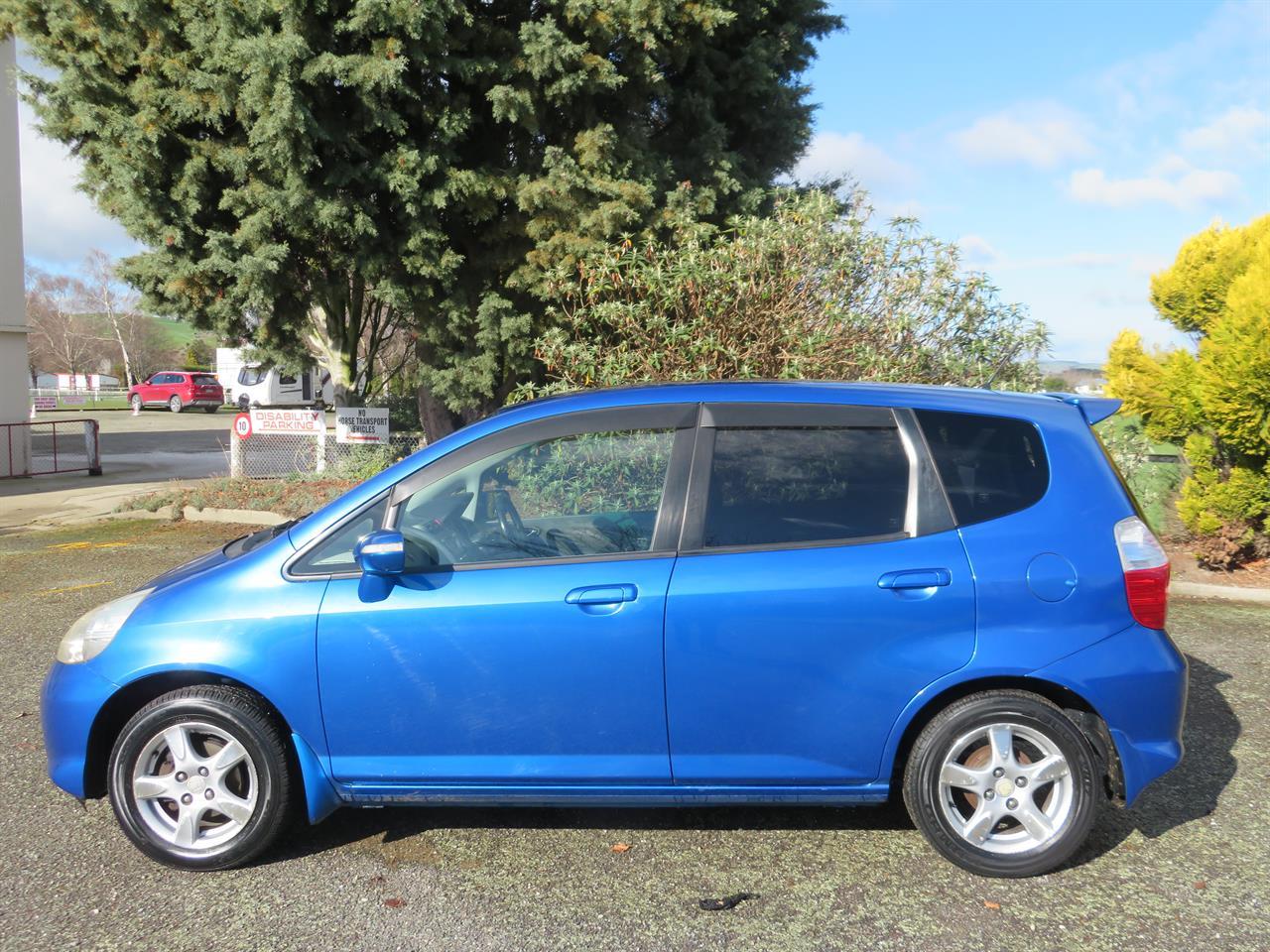 2005 Honda Fit on handshake