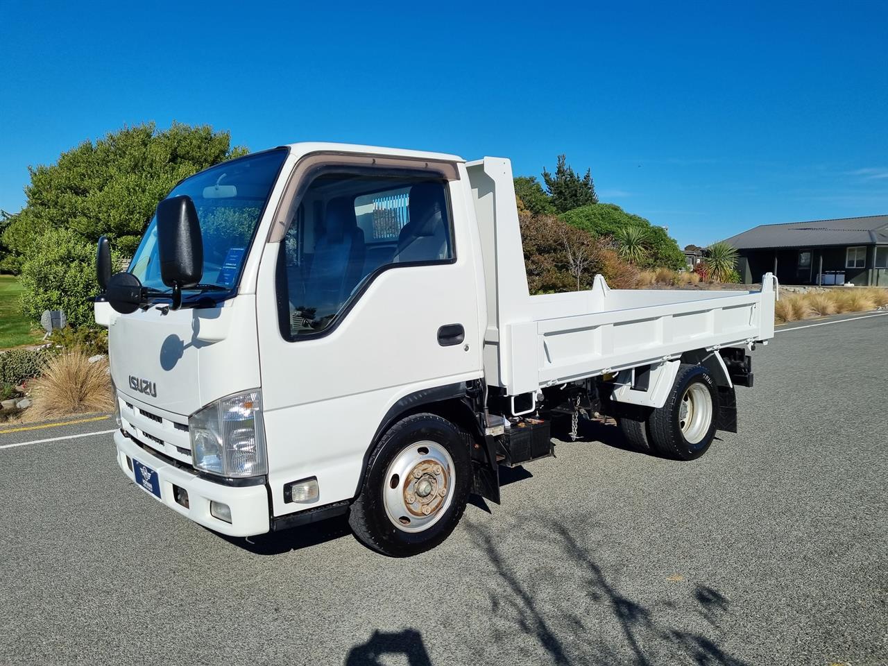 2012 Isuzu ELF 2 Tonne Tipper on handshake