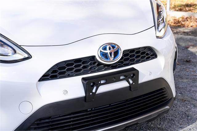 2019 Toyota Aqua Crossover 1.5P Hybrid Hatch on handshake