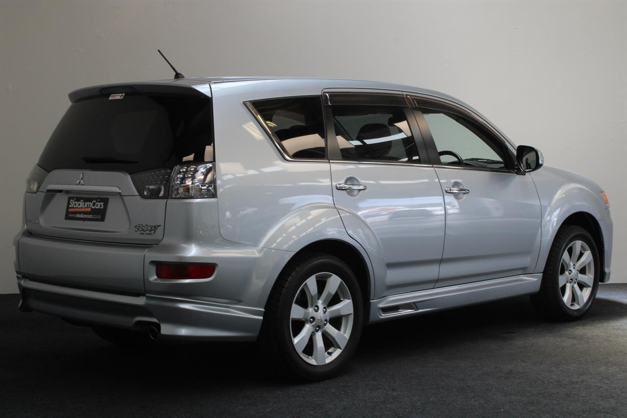 2011 Mitsubishi Outlander Roadest 24G 4WD 7 Seater on handshake