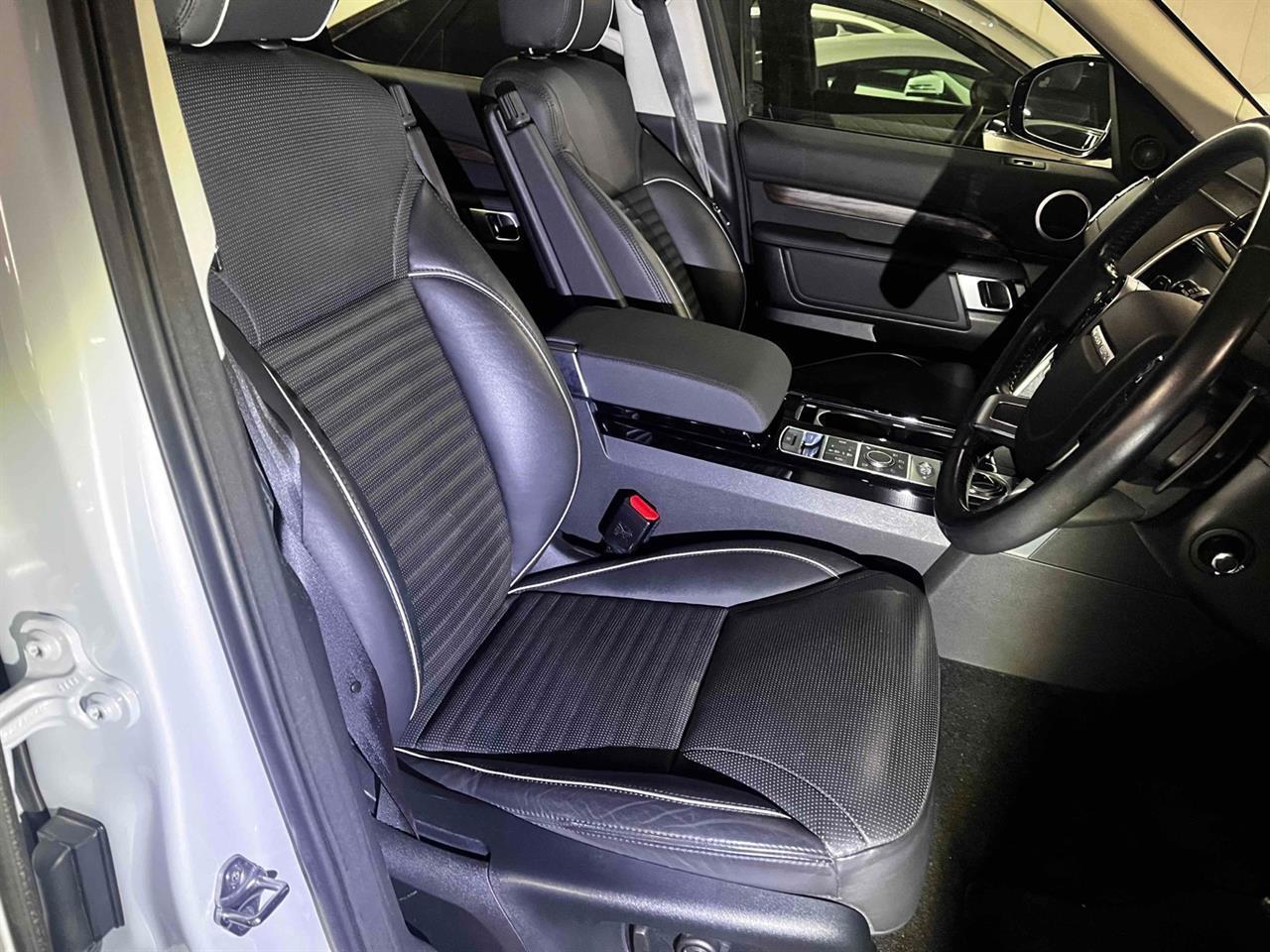 2018 LandRover Discovery 5 Td6 Luxury Dynamic Face on handshake