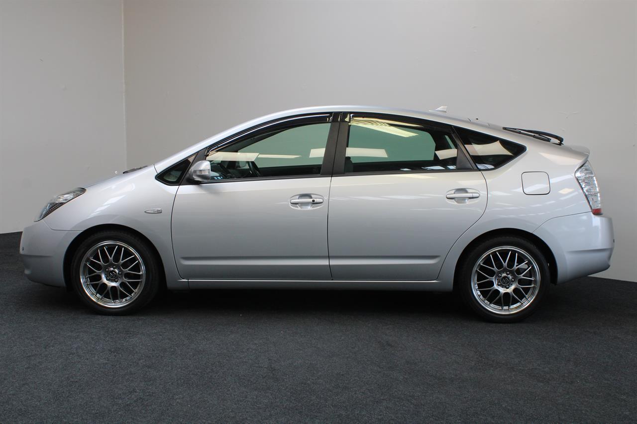 2008 Toyota Prius S 10th Anniversary Edition on handshake