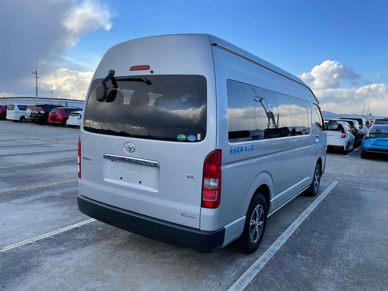 2017 Toyota Hiace 12 Seat 4WD GL on handshake