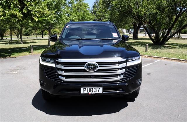 2023 Toyota Land Cruiser VX DIESEL 4WD, 300 Series on handshake
