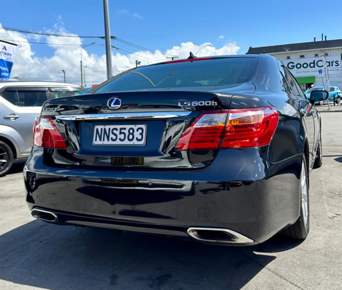 2012 Lexus LS 600 Hybrid on handshake