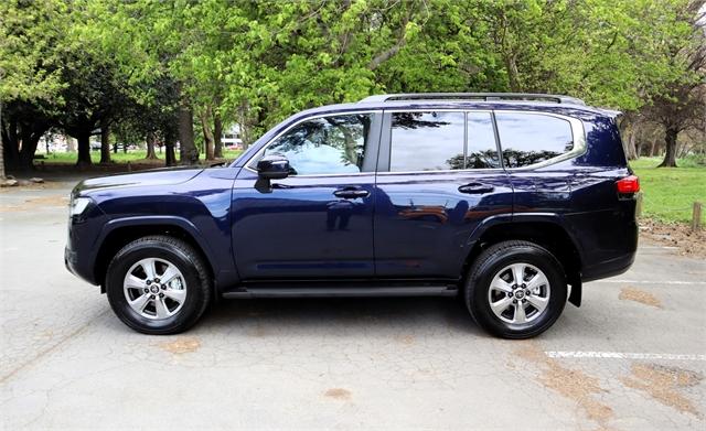 2023 Toyota Land Cruiser VX DIESEL 4WD, 300 Series on handshake