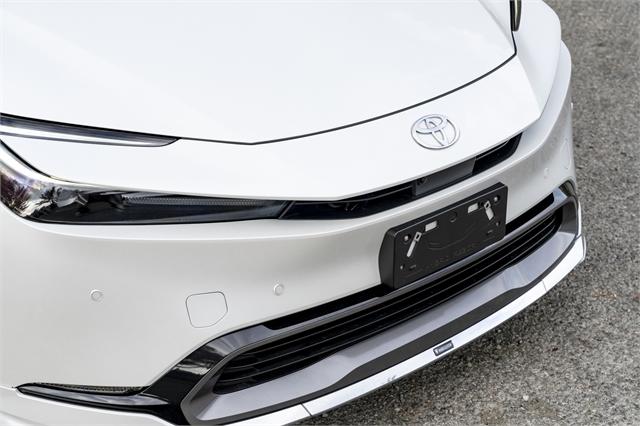 2023 Toyota Prius New Shape 2.0P Hybrid Hatch on handshake