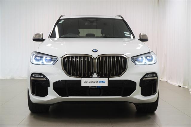 2019 BMW X5 M50d M Performance on handshake