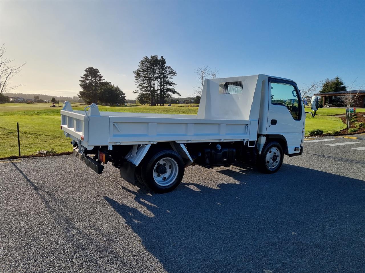 2012 Isuzu ELF 2 Tonne Tipper on handshake