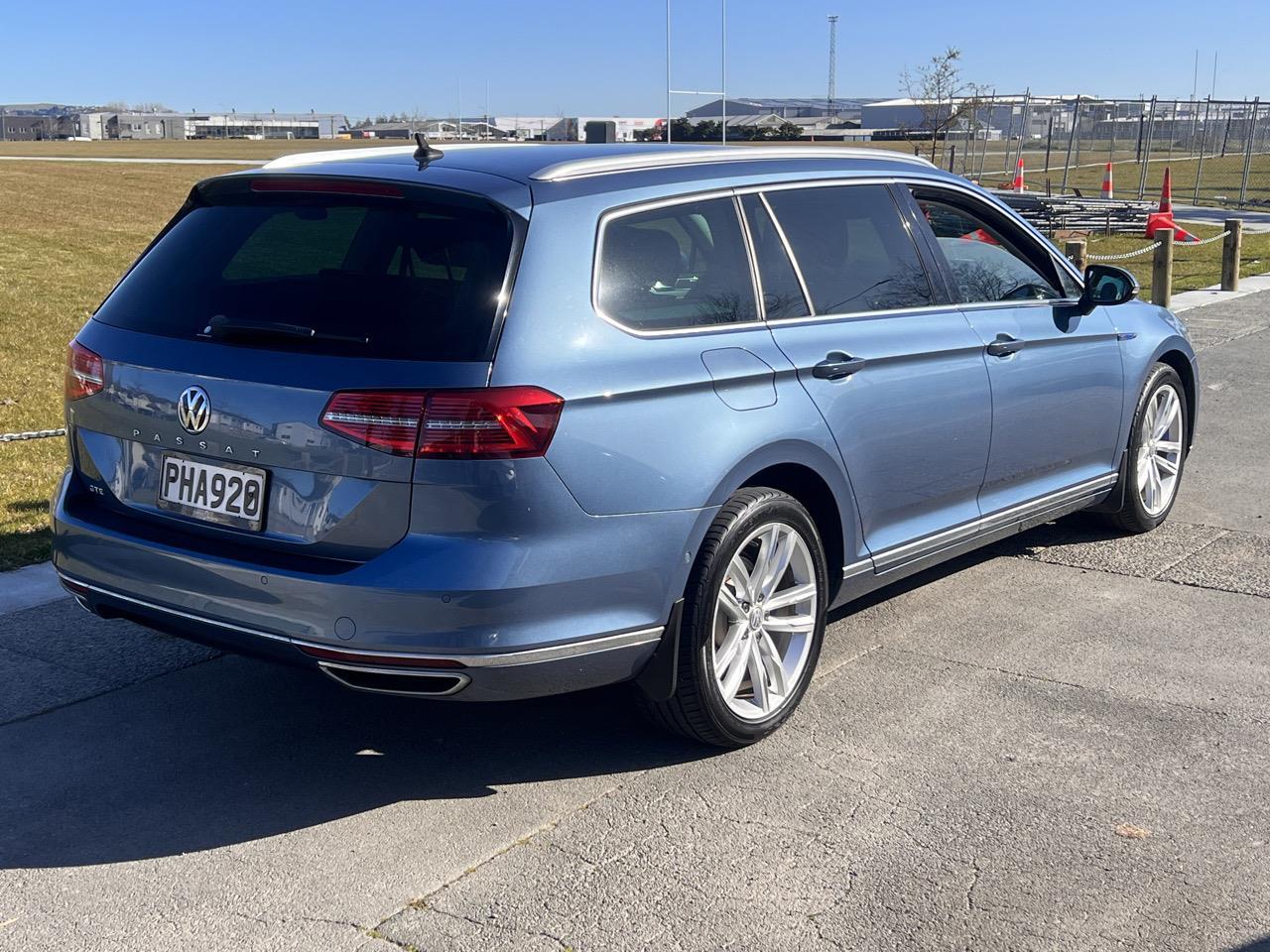 2016 Volkswagen Passat GTE Advance PHEV on handshake