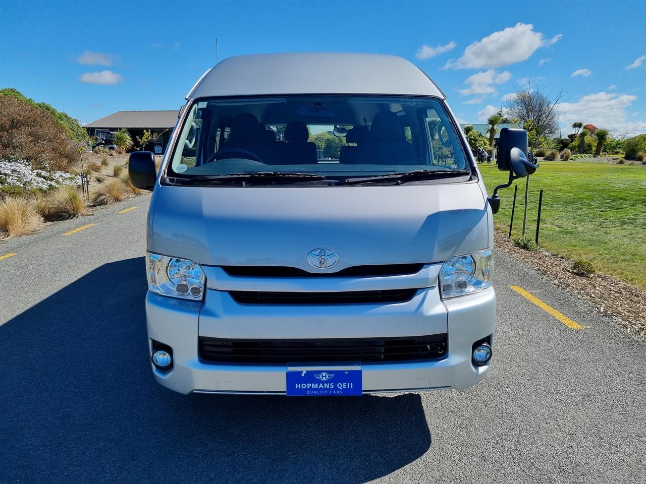 2016 Toyota Hiace 12 Seater 4WD on handshake