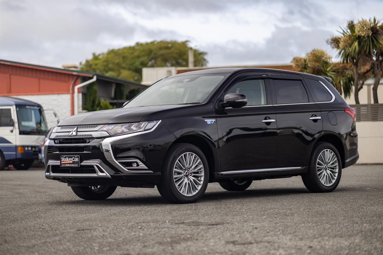 2020 Mitsubishi Outlander PHEV G Plus Package 4WD on handshake