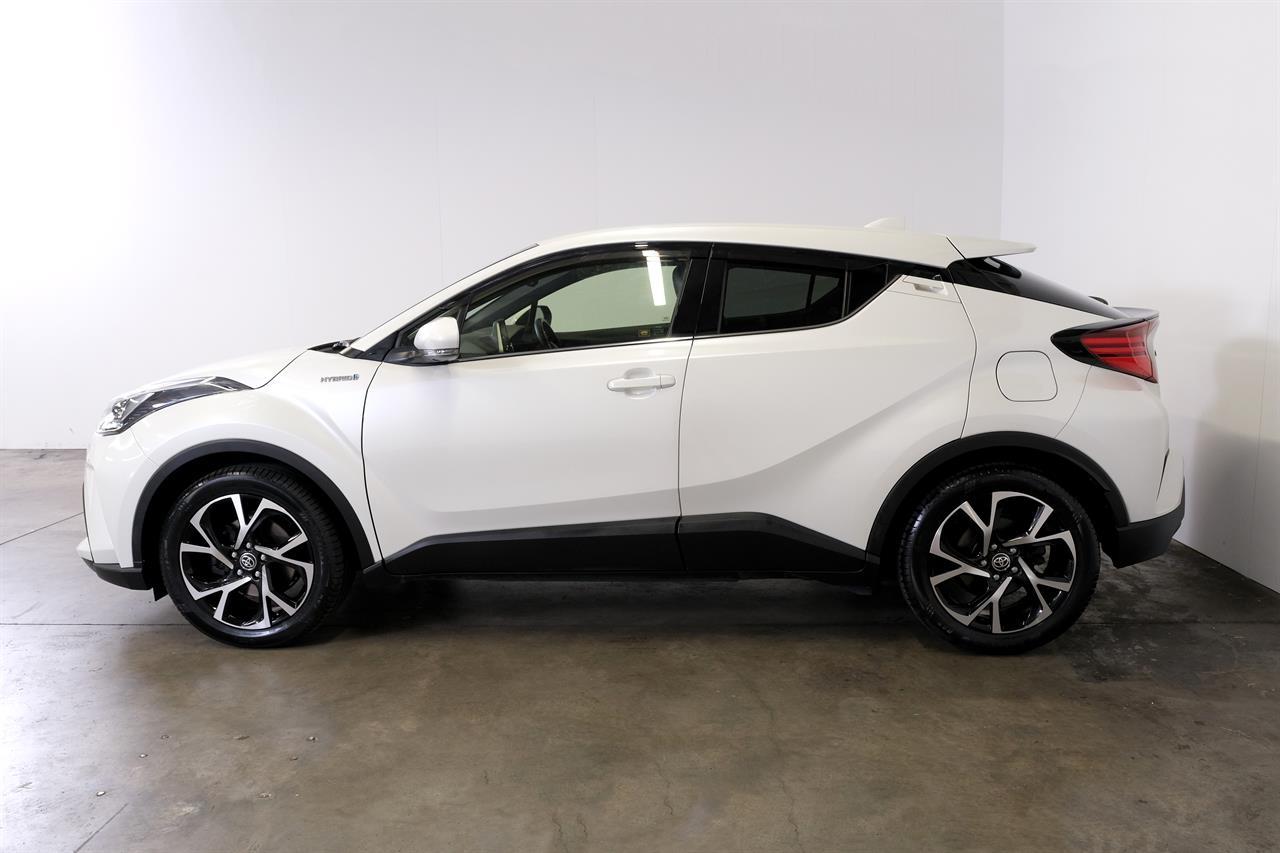 2020 Toyota C-HR Hybrid G 'Facelift' on handshake
