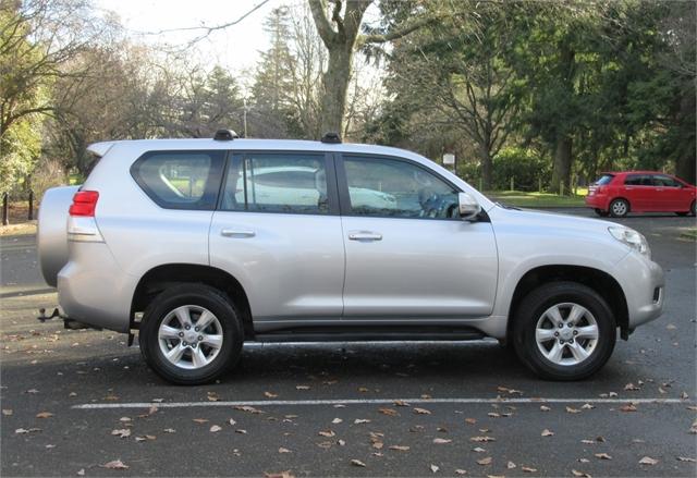 2010 Toyota Land Cruiser Prado GX on handshake