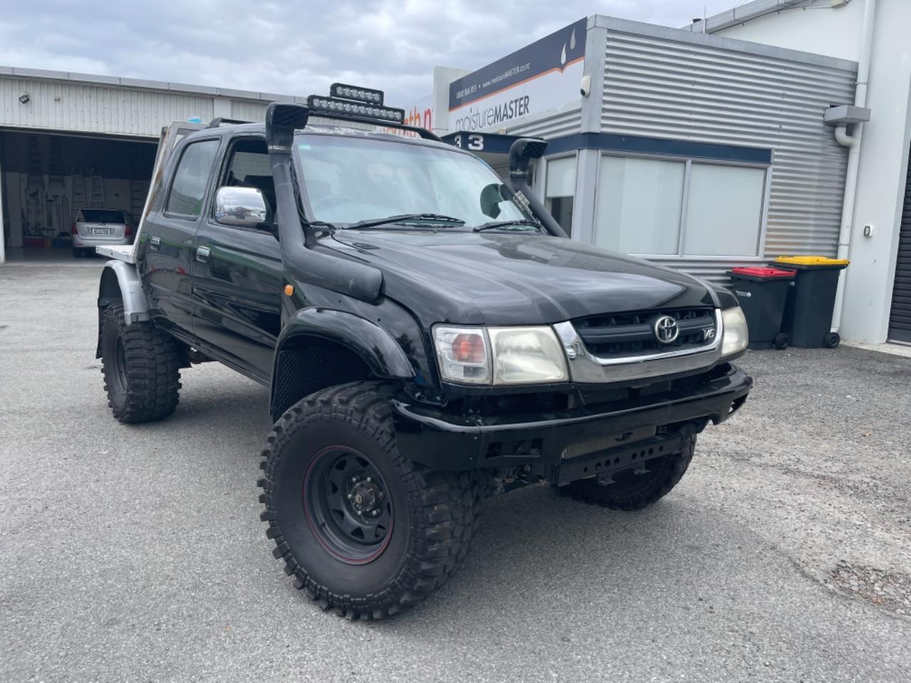 2002 Toyota Hilux 3.4P V6 4WD SR5 DCAB Black Utili on handshake