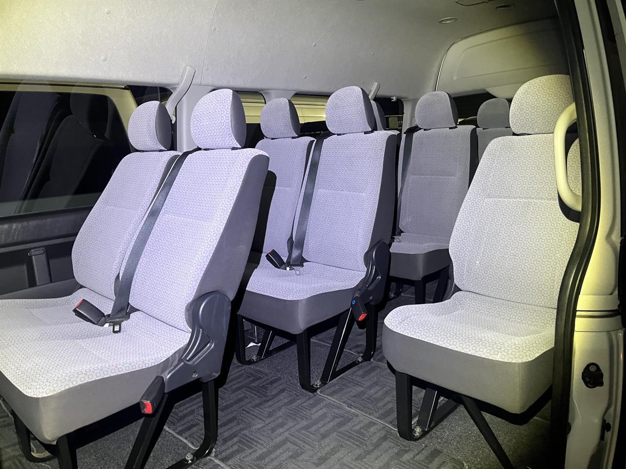 2017 Toyota Hiace 12 Seat 3.0 TD GL on handshake