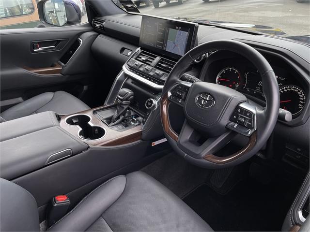 2022 Toyota Land Cruiser VX 3.3DT on handshake