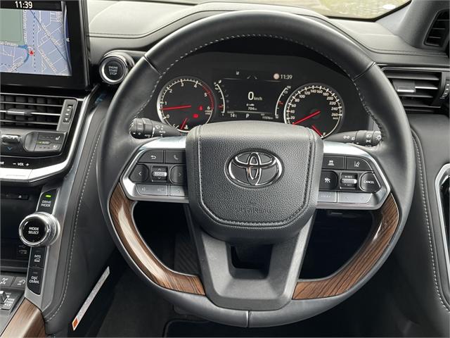 2022 Toyota Land Cruiser VX 3.3DT on handshake