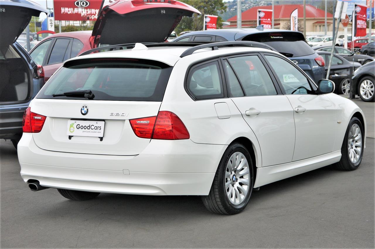 2009 BMW 320i LCI Facelift, High Line on handshake