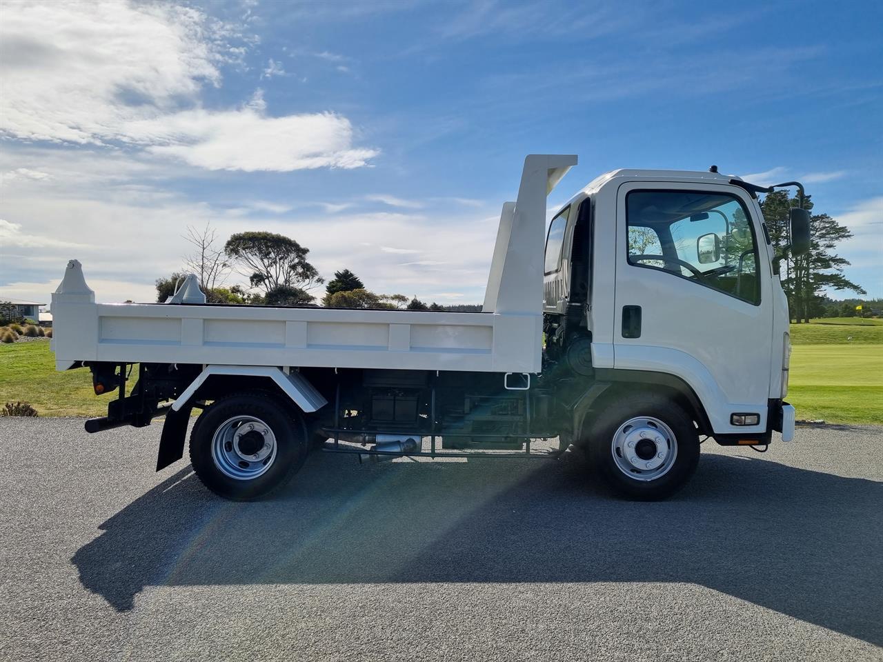 2010 Isuzu Forward 4 Tonne Tipper on handshake