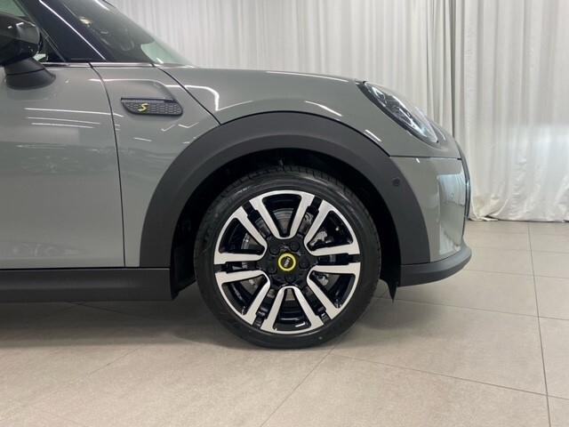 2022 MINI Cooper SE Hatch The SE on handshake