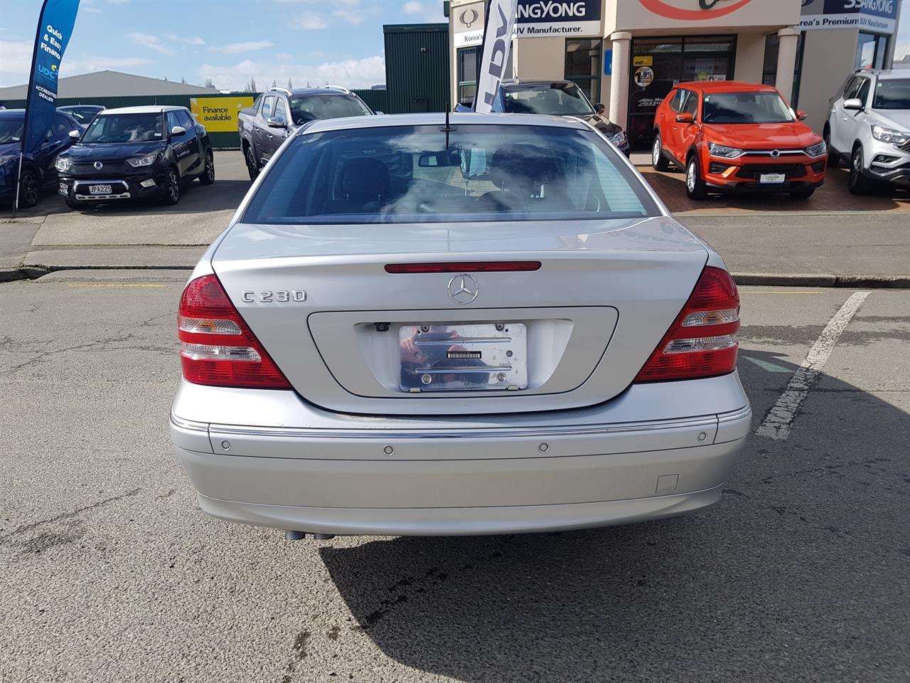 2006 MercedesBenz C230 on handshake
