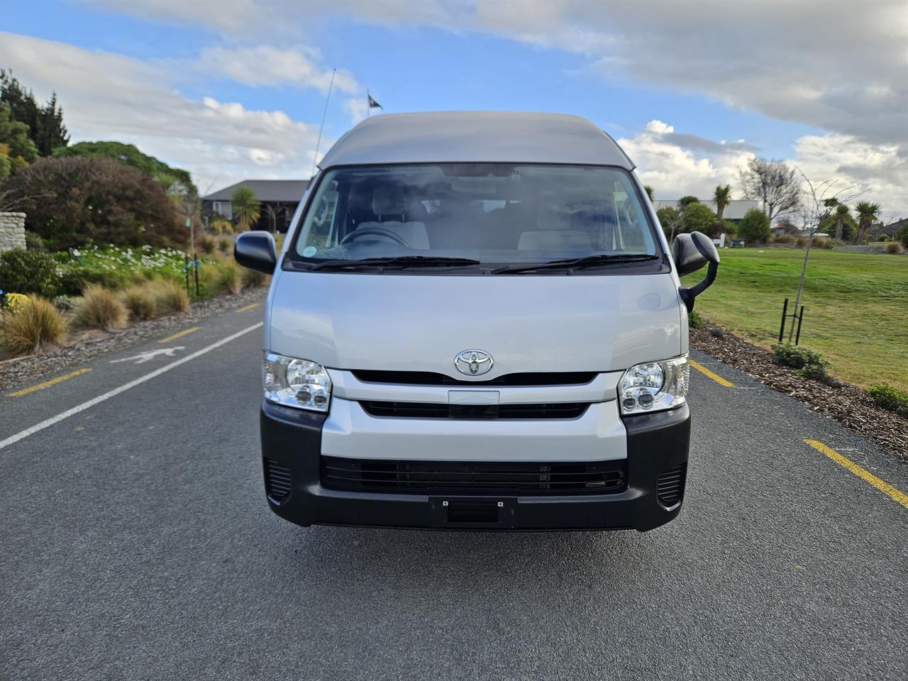 2020 Toyota Hiace 12 Seat Commuter GL 4WD on handshake